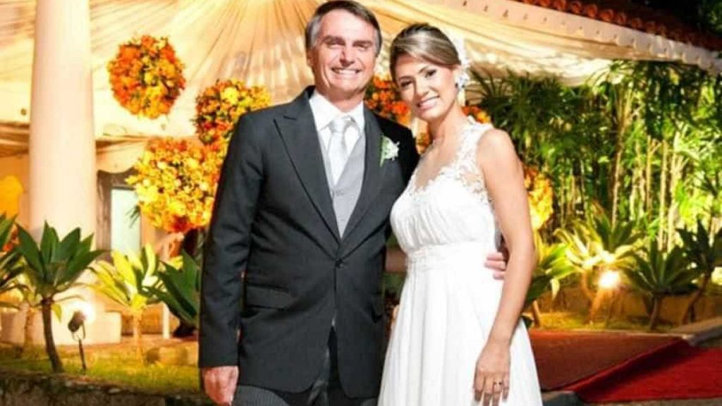 Esposa de Bolsonaro é 25 anos mais nova e tem estilo discreto; conheça