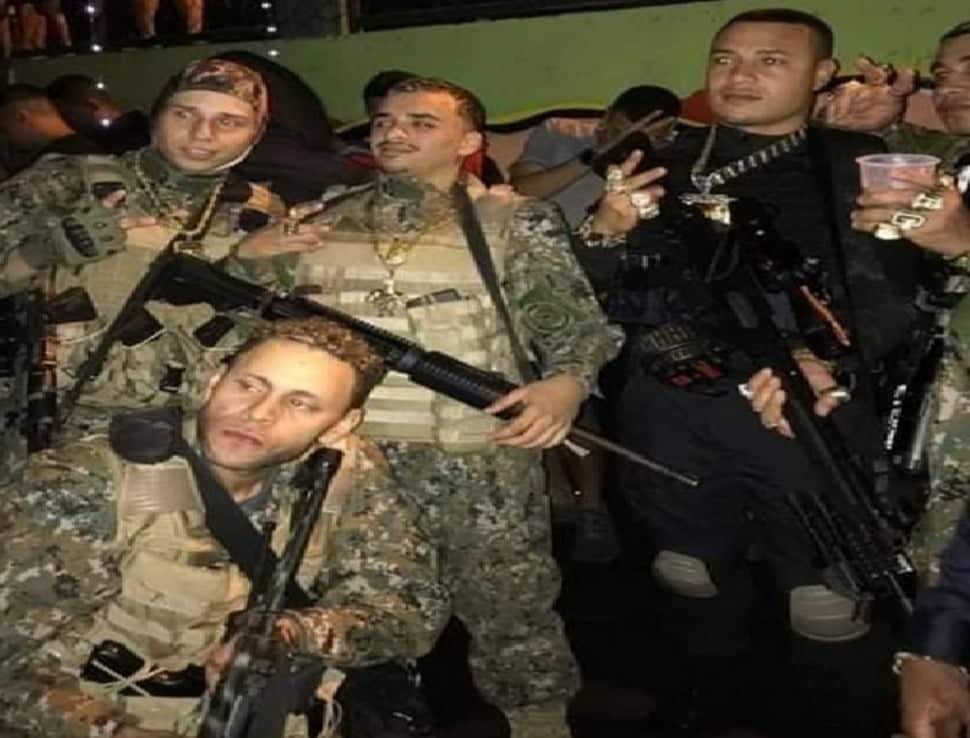 Traficantes posam para fotos usando fardas semelhantes a do Bope no RJ